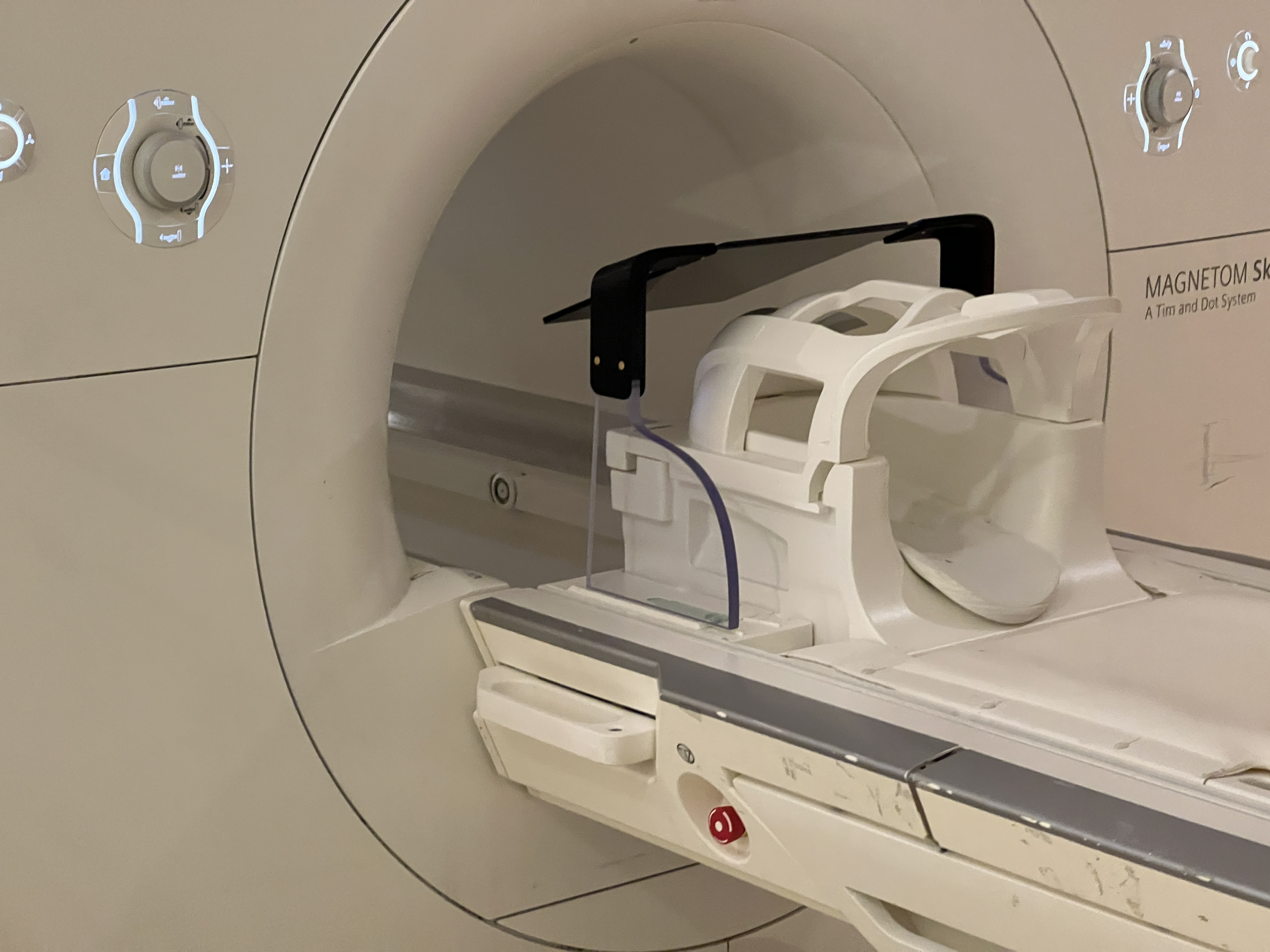 MRI室プロジェクタシステム TESLA Vision : スター・プロダクト株式会社